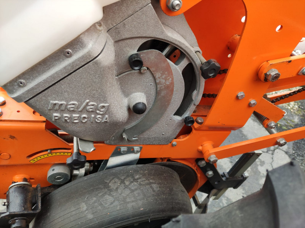 Pneumatic disc seeder