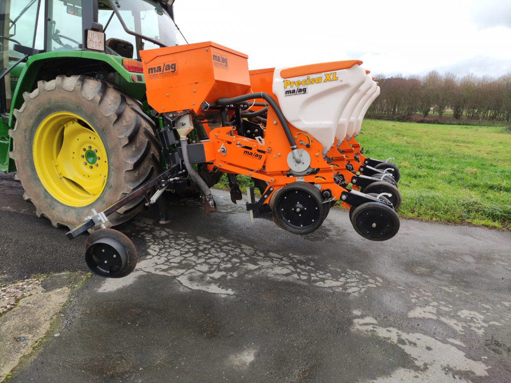 Pneumatic disc seeder